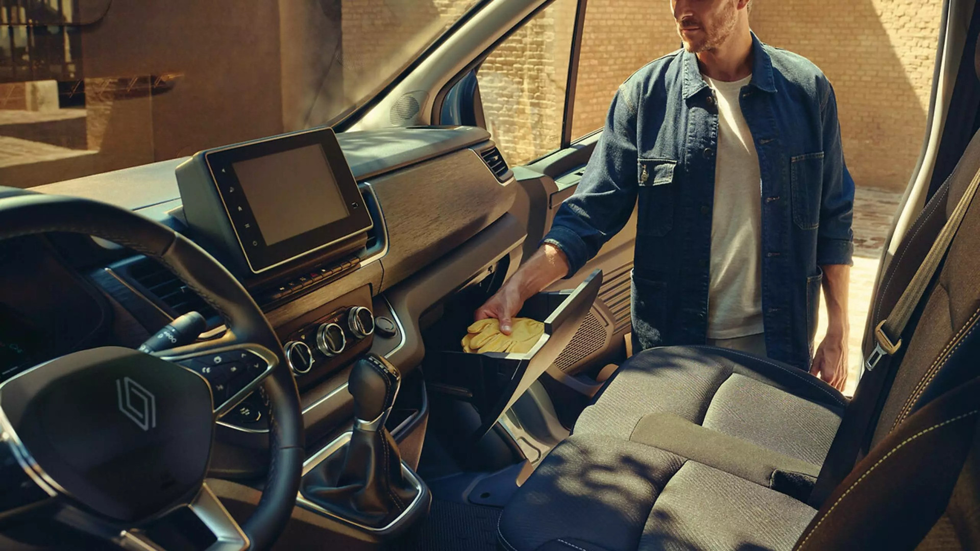 renault trafic interior width